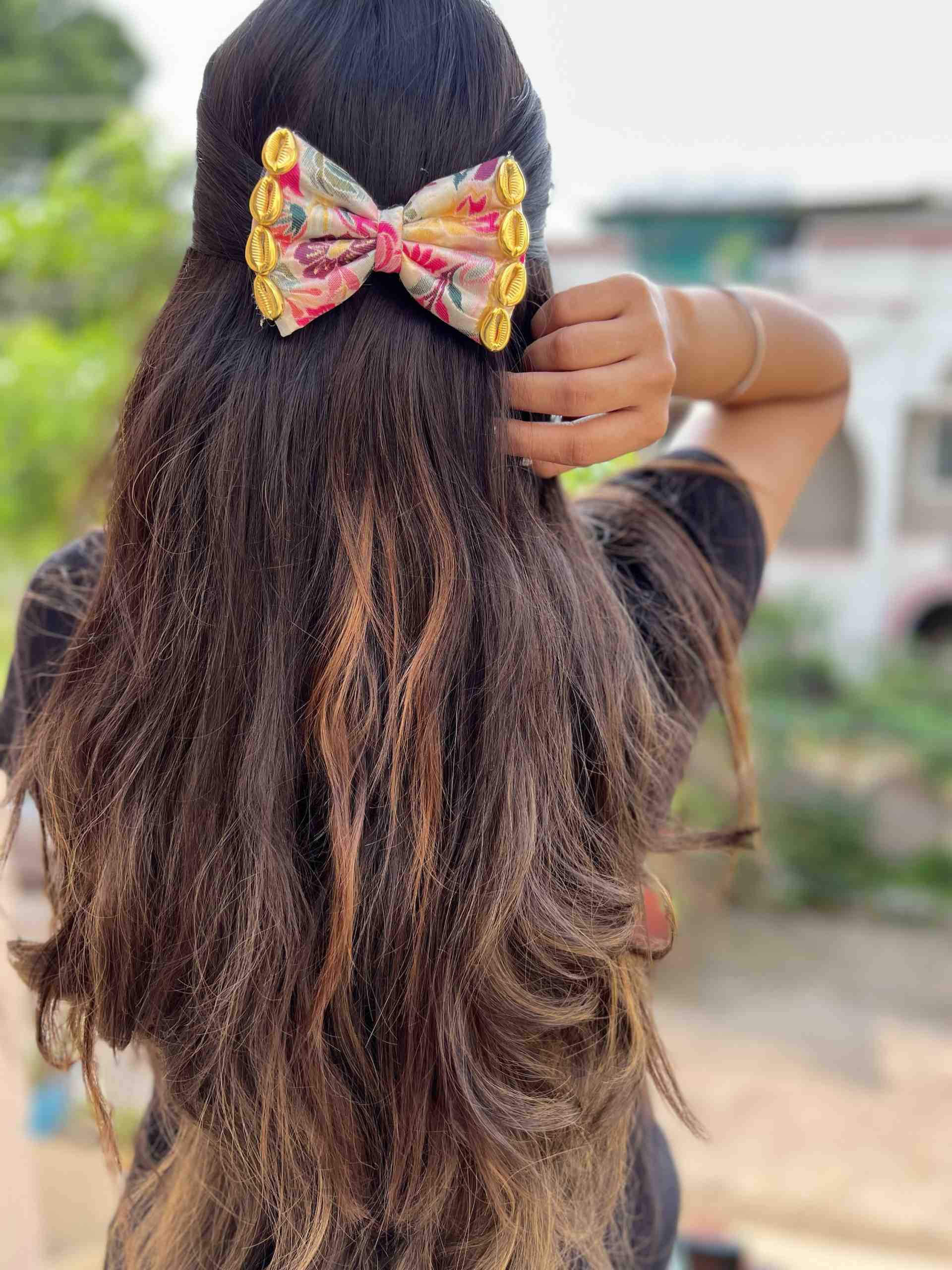 Colorful Golden shell traditional bow